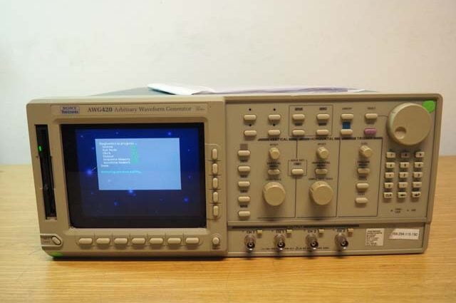 Tektronix AWG420 Wave form generator - Industriële Veiling Eindhoven